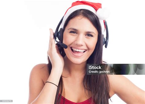 텔 레 마케팅에서 크리스마스 헤드셋 여자 웃는에 고립 된 흰색 배경 이야기 빨간 산타 모자를 쓰고 센터를 호출 합니다 고객에 대한 스톡 사진 및 기타 이미지 Istock