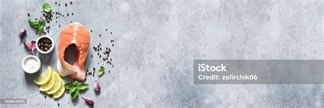 야채와 향신료와 함께 생 연어 스테이크 절인 물고기 그릴과 바비큐 유기농 식품 음식 배달 검정색 배경에 대한 스톡 사진 및 기타 이미지 Istock