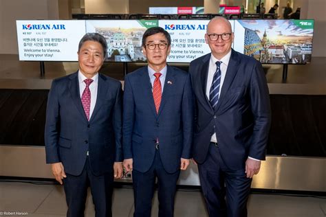 빈 공항 수화물 수취대에 한국어 환영·안내문구