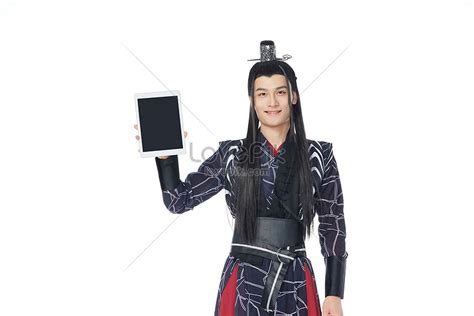 코스 쿠 남자 손을 잡고 태블릿 디스플레이 사진 무료 다운로드 Lovepik