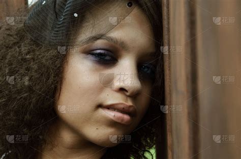 女孩 儿童 欲望 注视镜头 异国情调 青少年 水平画幅 时尚 人
