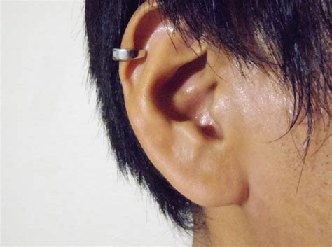 メンズに似合うイヤーカフの付け方とは？選び方や注意点も紹介 身嗜み オリーブオイルをひとまわし