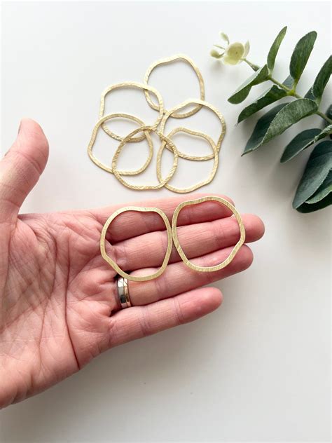 Textured Asymmetric Circle Vee Clay Design