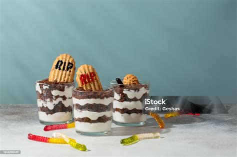 할로윈 파티를위한 과자 할로윈 사소한 무덤 디저트 컵과 다채로운 거미 벌레 초콜릿 접지와 삭제 표시 쿠키를 유리로 한 개별 브라우니 사소한 무스 후식에 대한 스톡 사진 및