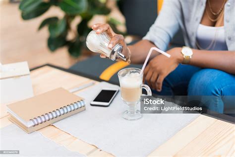 카페 라 떼 커피에 아프리카계 미국인 여자 붓는 설탕의 자른된 보기 갈색 머리에 대한 스톡 사진 및 기타 이미지 갈색 머리 낮 라떼 Istock