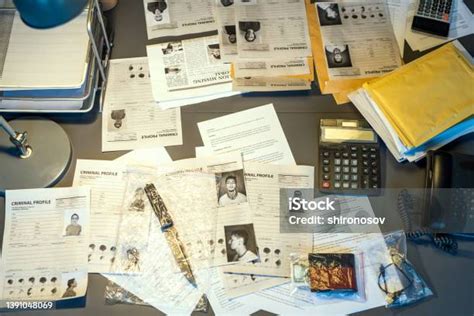 범죄 프로필 및 기타 물건이있는 현대 Fbi 에이전트의 직장 중 일부 문서에 대한 스톡 사진 및 기타 이미지 문서 범죄 경찰관 Istock