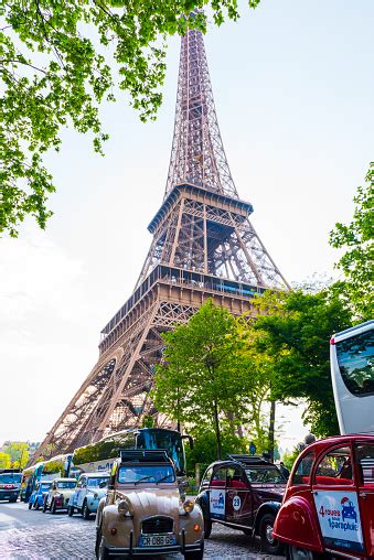 파리 프랑스 2017년 5월 8일 파리에 에펠탑이 있는 자동차 에펠탑은 프랑스에서 가장 많이 방문한 기념물입니다 0명에 대한 스톡 사진 및 기타 이미지 Istock