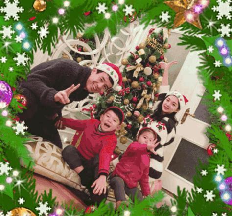 孙祥一家欢度圣诞节 装饰圣诞树拍摄全家福图）体育新闻海峡网