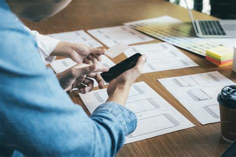 소프트웨어 개발 및 코딩 기술 분야에서 일하는 프로그래머 및 Ux Ui 디자이너 모바일 및 웹 사이트 디자인 및 프로그래밍 개발 기술 사진 Unsplash의 랩톱 이미지