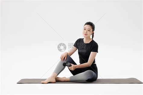 健身女孩使用筋膜枪放松肌肉高清图片下载 正版图片502473024 摄图网