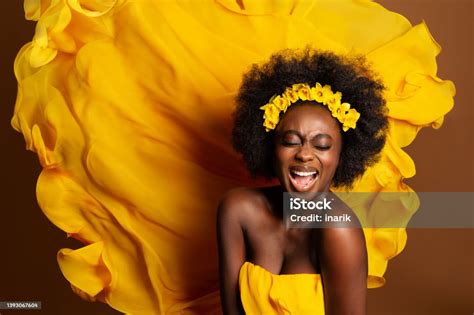 쾌활한 표현 노란색 실크 비행 직물 배경 위에 아프리카 미국 모델 행복한 미소 젊은 어두운 피부 여성 노래 기뻐하는 흥분 패션 소녀 웃음 여자에 대한 스톡 사진 및 기타