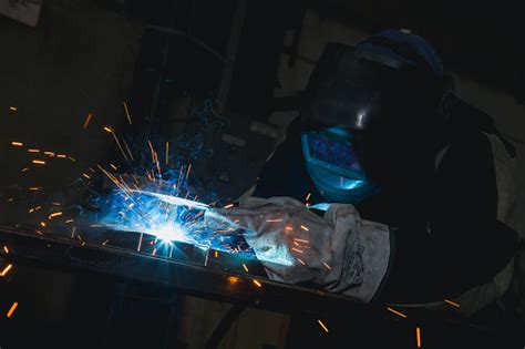공장 내부에 용접 마스크를 가진 작업자 공장 내부의 장비 부품의 용접 공정 강철에 대한 스톡 사진 및 기타 이미지 강철 건설 기계류 건설 산업 Istock