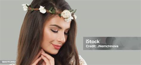 회색 배경에 길고 어두운 건강한 물결 모양의 머리와 메이크업을 가진 매력적인 여자 갈색 머리 아름 다운 얼굴 클로즈업 스튜디오 인물 사진 25 29세에 대한 스톡 사진 및