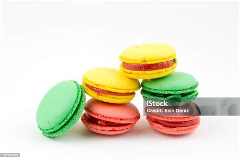 달 콤 하 고 화려한 프랑스 마카롱 또는 흰색 배경 디저트 마카롱 0명에 대한 스톡 사진 및 기타 이미지 0명 노랑 다중 색상 Istock