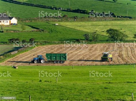 봄날 농부의 밭에 트레일러와 결합 수확기가있는 트랙터 현장의 농업 기계 농업 아일랜드 풍경 필드 0명에 대한 스톡 사진 및 기타 이미지 Istock