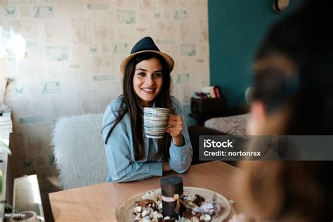 아파트에서 친구와 얘기 하는 모자를 가진 여자의 초상화 2명에 대한 스톡 사진 및 기타 이미지 2명 가정 생활 가정의 방 Istock