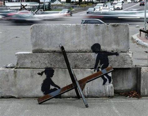 Відомий графіті художник Бенксі створив декілька стінописів у Київській області