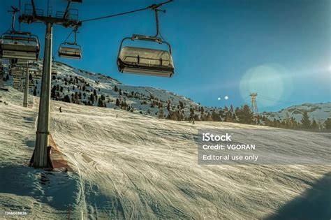 이탈리아 보르미오에서 겨울 방학 동안 스키 리프트와 슬로프에서 스키어 겨울에 대한 스톡 사진 및 기타 이미지 겨울 계절 날씨 Istock