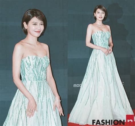 패션엔 [패션엔 포토] 소녀시대 수영 우아 그 자체 우수연기상 차지한 오프숄더 드레스룩