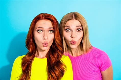 청록색 배경과 밝은 여름 의상을 입은 두 젊은 패션 모델의 놀란 표정 25 29세에 대한 스톡 사진 및 기타 이미지 25 29세 2명 공동체 Istock