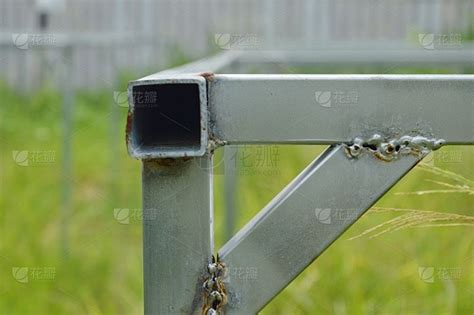 铁制结构，用钢板焊接而成，形状为三角形