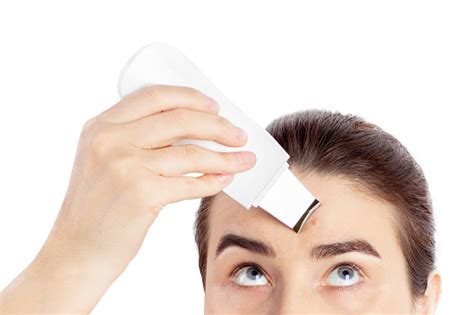 초음파 얼굴 청소를 하는 여자 컴팩트 한 장치로 여드름을 제거합니다 35 39세에 대한 스톡 사진 및 기타 이미지 35 39