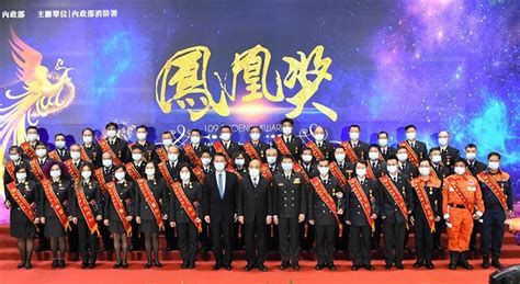 蘇揆出席鳳凰獎頒獎 向消防人員致上最高敬意 即時要聞 蘇揆出席鳳凰獎頒獎 向消防人員致上最高敬意 青年日報