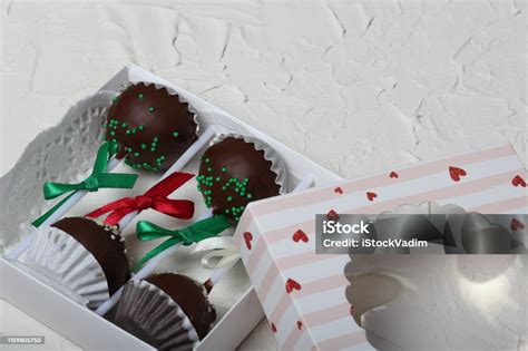 선물 상자에 포장 된 머리띠의 활로 장식 된 케이크 팝 표면에 장식 석고 흰색으로 덮여 0명에 대한 스톡 사진 및 기타 이미지 Istock