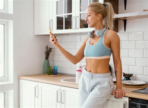 Mulher Com Fones De Ouvido Usando Telefone Foto Gr Tis