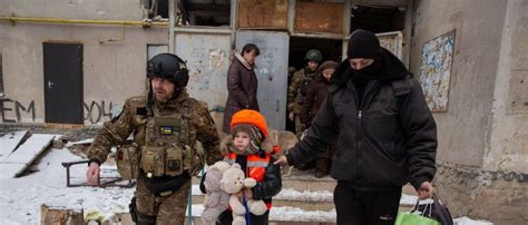 Поліцейські показали як проходить евакуація дітей із під обстрілів ВІДЕО Читайте на Ukr Net