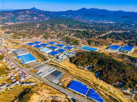 安徽岳西道路通畅 产业兴旺 人民图片网