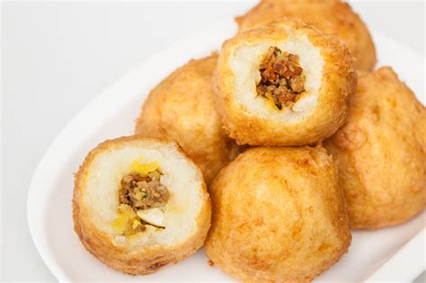 전통적인 콜롬비아의 준비 단계 라는 인형된 감자 요리 준비 흰색 배경에 고립 된 흰색 세라믹 접시에 감자를 박제 0명에 대한