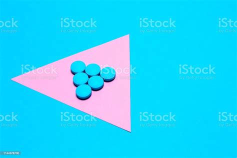 파란 정제는 복사 공간이 있는 파란색과 분홍색의 종이 배경에 삼각형 또는 화살표의 형태로 배치 0명에 대한 스톡 사진 및 기타 이미지 Istock
