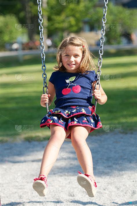小女孩在荡秋千