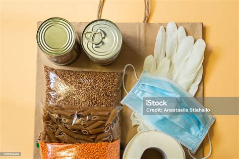 음식 배달 기부 코로나 바이러스 메밀 파스타 통조림 식품 렌즈콩 화장지 마스크 및 고무 장갑 0명에 대한 스톡 사진 및 기타 이미지 Istock