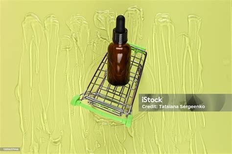 병에 에센셜 오일과 화장품파이펫이 있는 병 파스텔 배경에 쇼핑 트롤리 카트에 유리 병 스킨케어 뷰티 제품 모형 온라인 화장품 가게 갈색에 대한 스톡 사진 및 기타 이미지