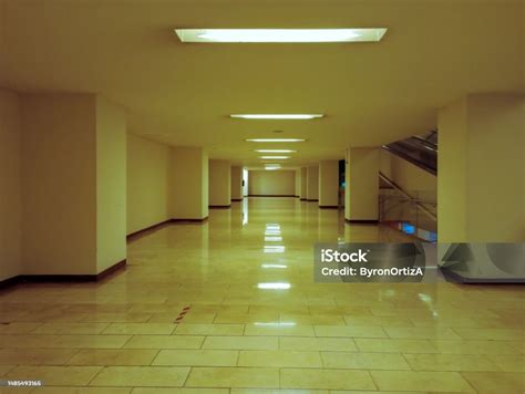라틴 아메리카 도시의 내부 복도 인공 조명으로 황량한 도시 공간 Y 자연스러운 비어 있음에 대한 스톡 사진 및 기타 이미지 비어 있음 0명 강철 Istock