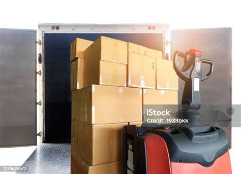 화물 상자 선적 화물 트럭 배달 서비스 전기 지게차 팔레트 잭 선적 컨테이너에화물 상자를 언로딩 0명에 대한 스톡 사진 및 기타 이미지 Istock