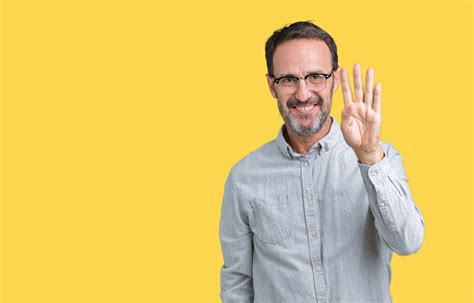 잘생긴 중세 시대 우아한 수석 남자 이상 안경을 절연 배경 표시 하 고 자신감과 행복 미소 하는 동안 4 번 손가락으로 가리키는 가리키기에 대한 스톡 사진 및 기타 이미지