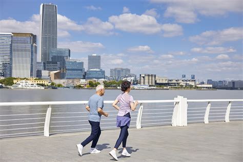 강을 달리는 노인의 뒷모습 사진 무료 다운로드 Lovepik