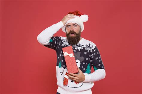 그것은 거의 크리스마스입니다 산타에서 선물 새해 복 많이 받으세요 기프트 컨셉 남자는 선물 상자와 함께 휴일을 축하합니다 힙스터 겨울 스웨터 12 월 거래 친척에게 선물을