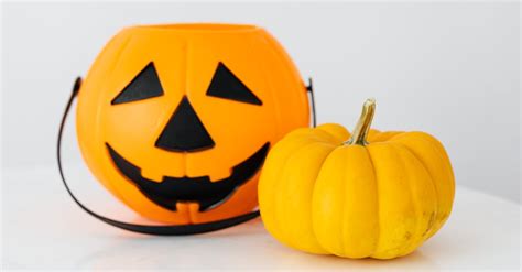 10월 가을 검은색 삼각형 계절 나란히 놓기 노란 호박 대조 디자인 떨어지다 무서운 미니멀리스트 디자인 밝은 사탕통 수확 아늑한 연말연시 오렌지