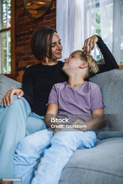 소파에 누워 카메라를 향해 즐겁게 웃고 있는 어머니와 아들 2명에 대한 스톡 사진 및 기타 이미지 2명 30 39세 35 39세 Istock