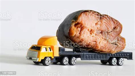 트레일러가 달린 장난감 트럭이 훈제 연어를 운반하고 있습니다 흰색 배경입니다 물고기와 제품의 배달의 개념 0명에 대한 스톡 사진 및 기타 이미지 Istock