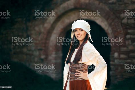 코르 셋 드레스와 모자를 착용 하는 역사적인 제복에서 중세 여자 겸손에 대한 스톡 사진 및 기타 이미지 겸손 고풍스런 과거 Istock