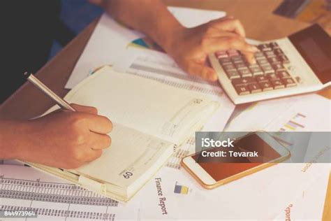여자 손 계산기를 사용 하 여 및 쓰기 계산 비즈니스 개념으로 적어 가계에 대한 스톡 사진 및 기타 이미지 가계 검사 보기 경제 Istock