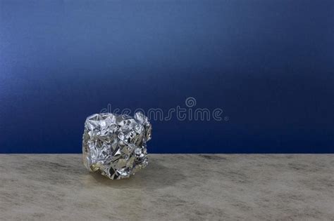 Bola Da Folha De Alum Nio No Fundo Azul Imagem De Stock Imagem De