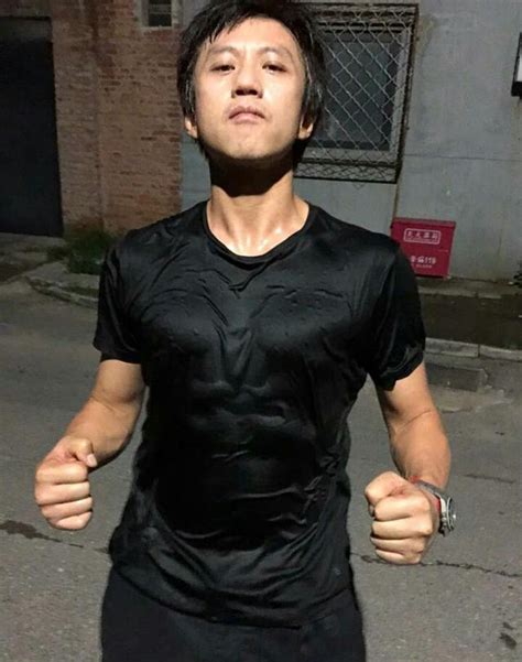 邓超晒八块腹肌，网友搞笑回应：这种骗人的衣服给我来一套！