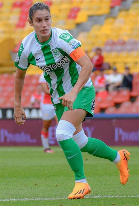 게임 결단 경기장 경쟁 경쟁력 있는 골 기술 낮 녹색과 흰색 다이나믹한 달리는 리더십 매치 선수 선장 스포츠 액션 야외에서 에너지 여성