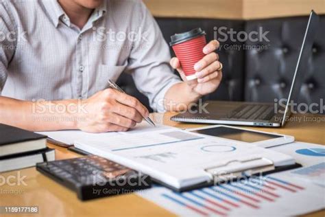 보고서 문서 및 분석 그래프 문서에 재무 데이터 계산 재무 통계 작성을 통해 랩톱 컴퓨터에서 투자 프로젝트를 수행하는 사업가